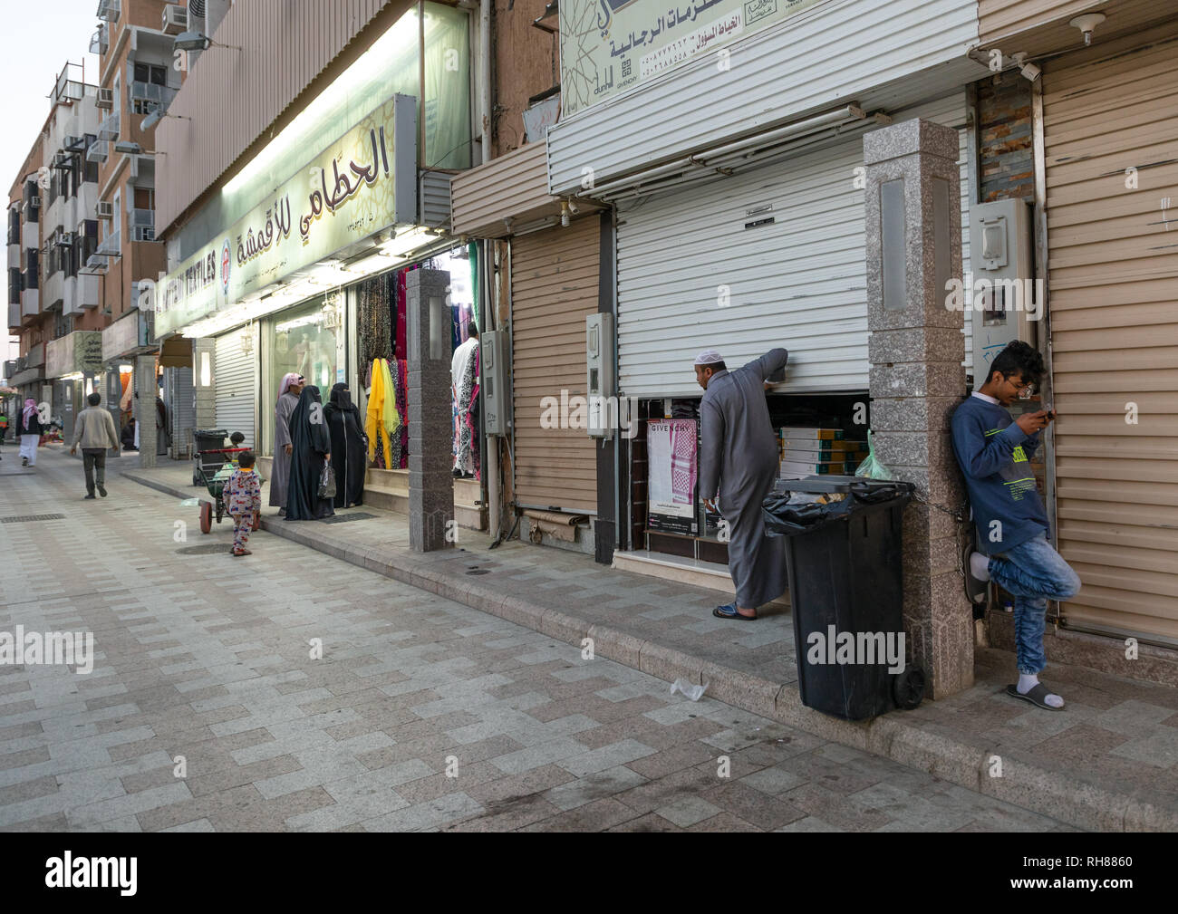 Saudi man closing his shop to go to the mosque, Mecca province, Taïf ...