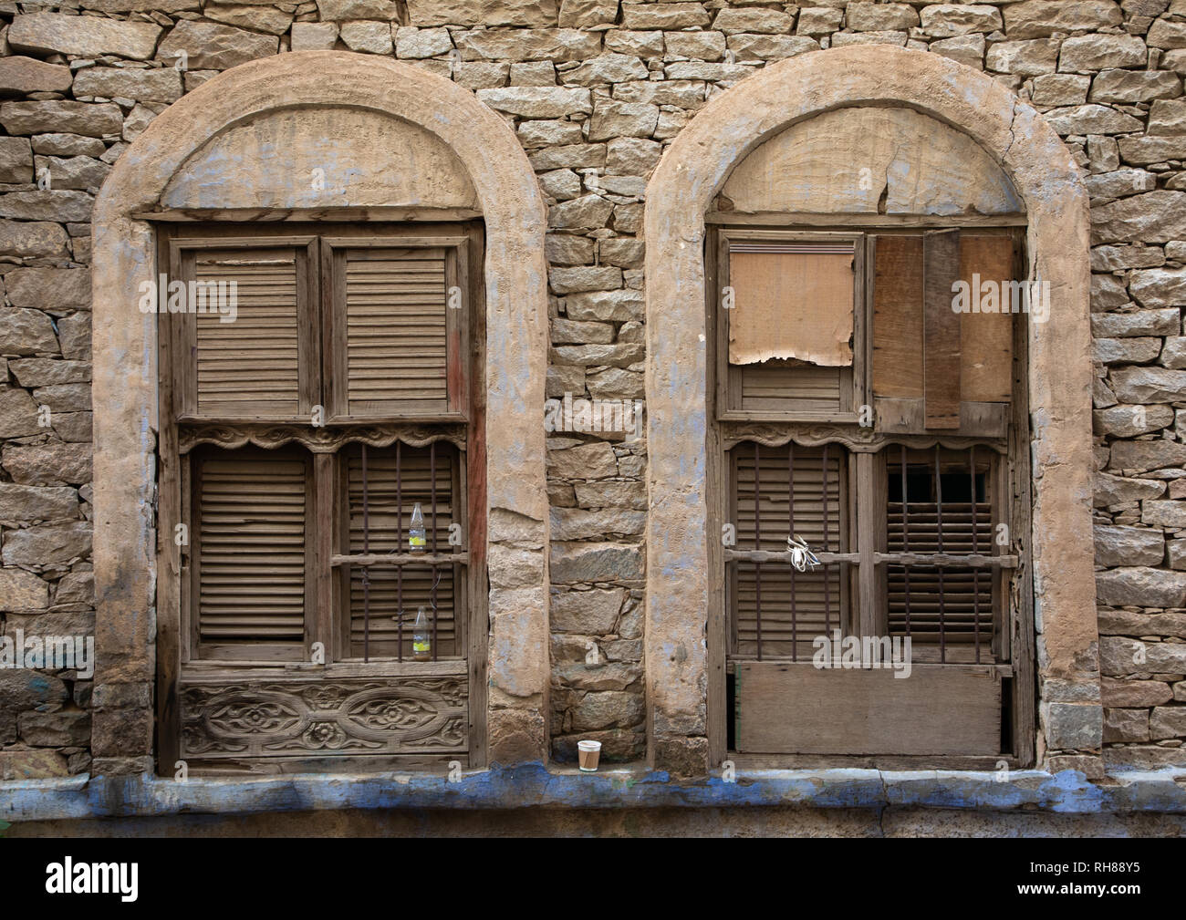 Windows of an old house, Mecca province, Taïf, Saudi Arabia Stock Photo ...