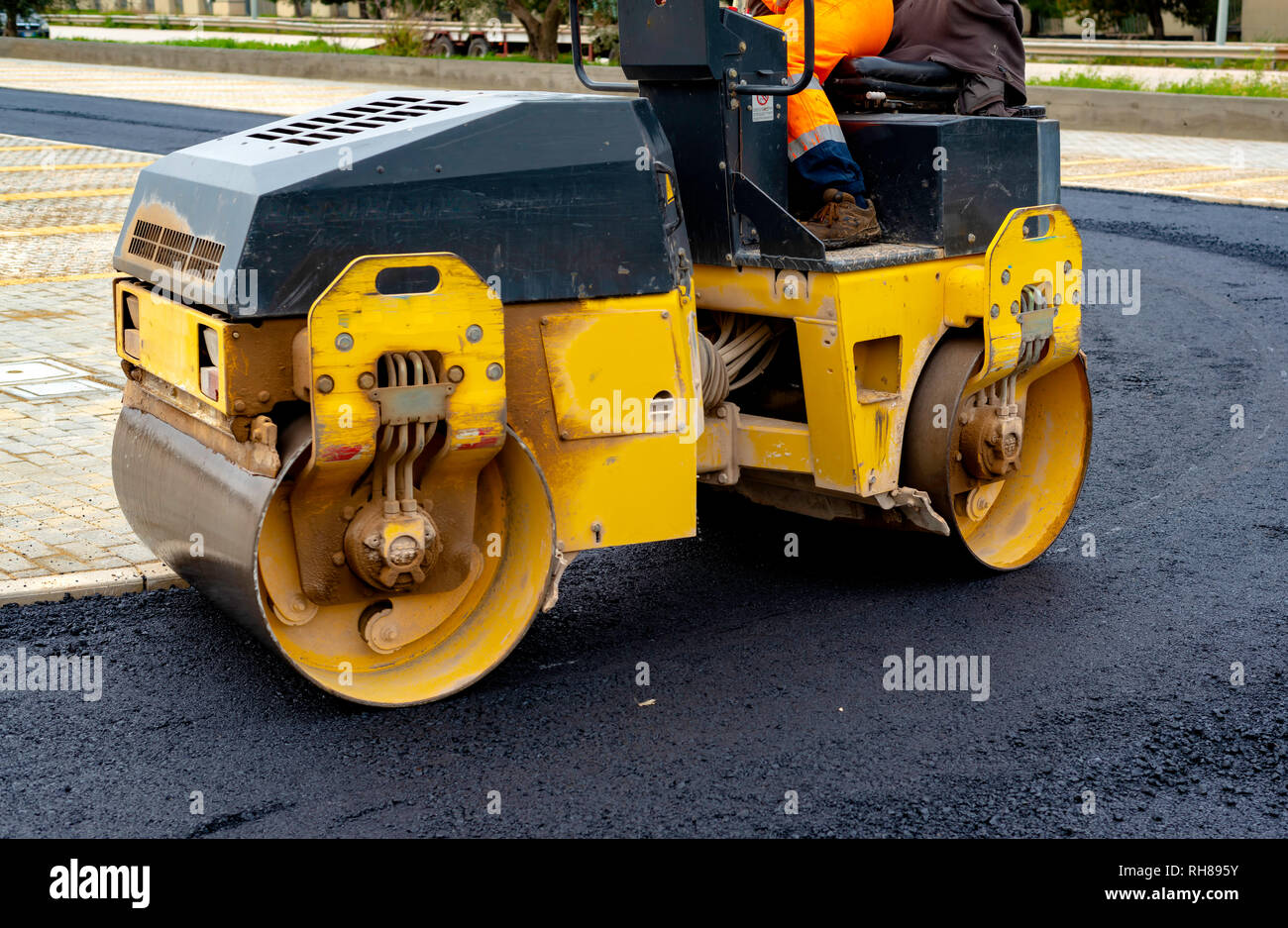 Compact steamroller flatten out asphalt hi-res stock photography and ...