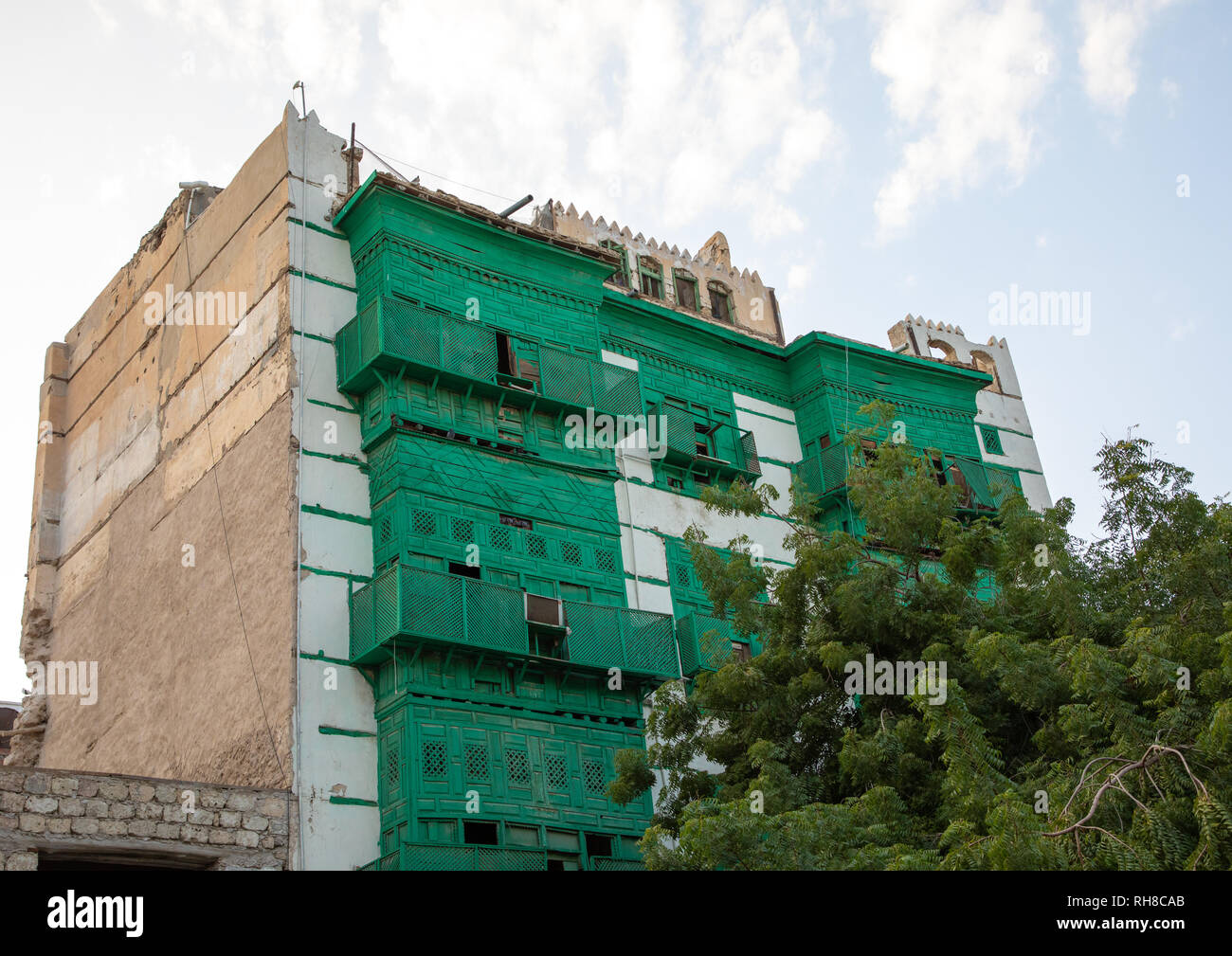 Old house with green wooden mashrabiya in al-Balad quarter, Mecca ...