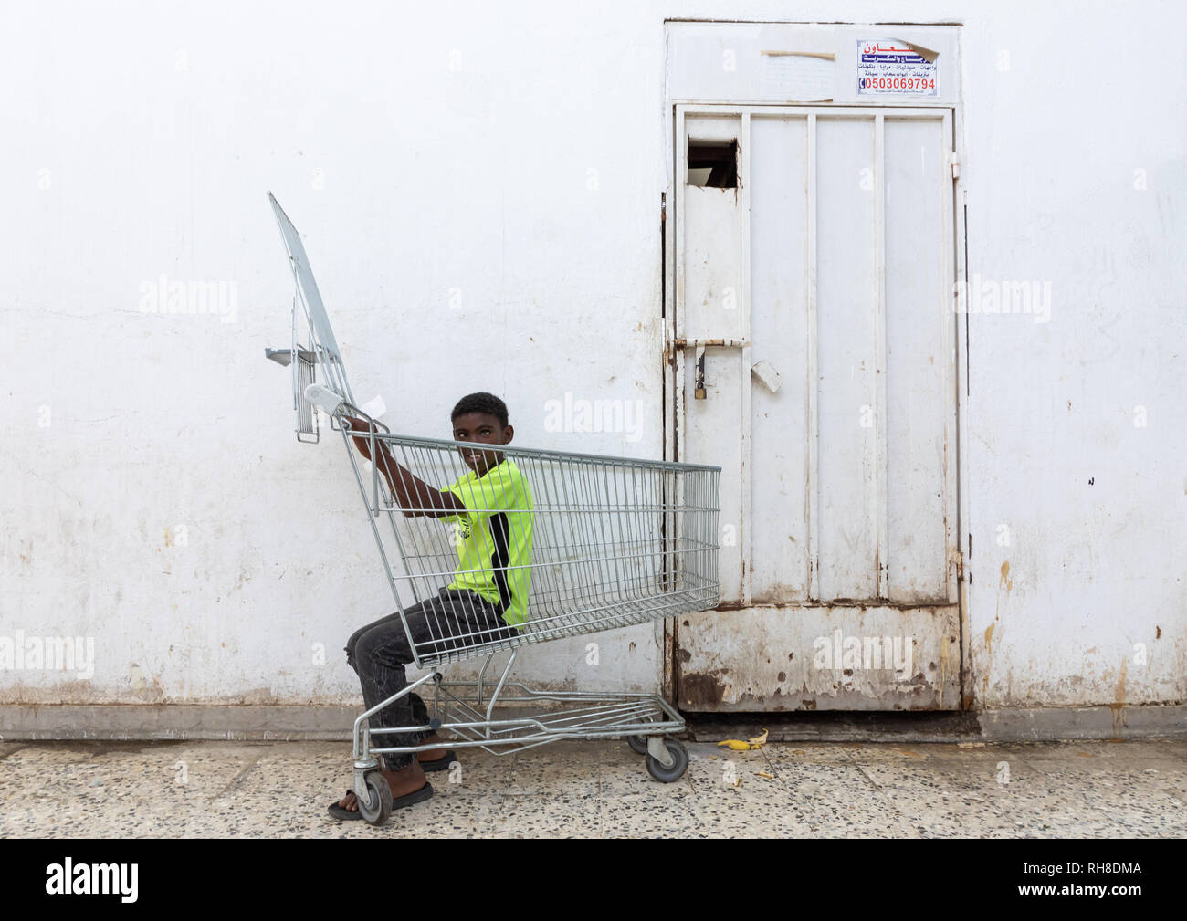 Saudi arabia boy hi-res stock photography and images - Alamy