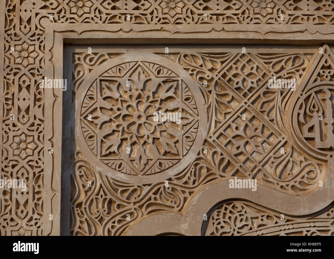 Gate gypsum decoration of Ahmed Munawar Refa house, Red Sea, Farasan ...