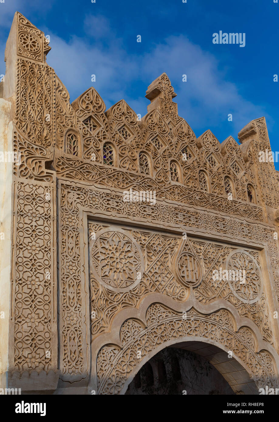 Gate gypsum decoration of Ahmed Munawar Refa house, Red Sea, Farasan ...