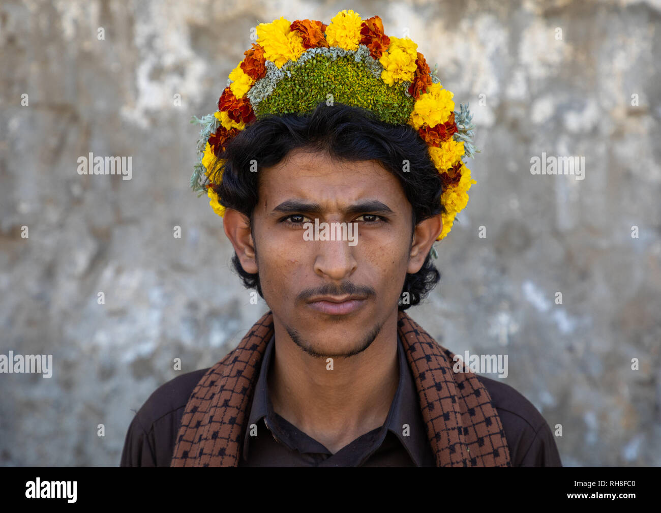 Middle eastern man wearing headdress hi-res stock photography and ...