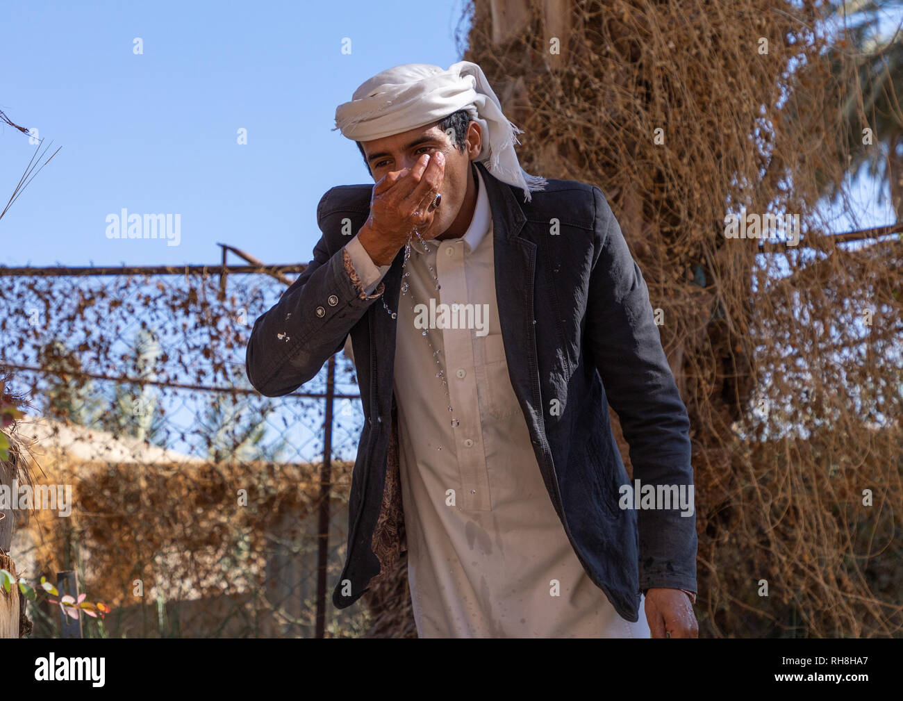 Thirsty saudi man drinking water in a farm well, Najran Province ...