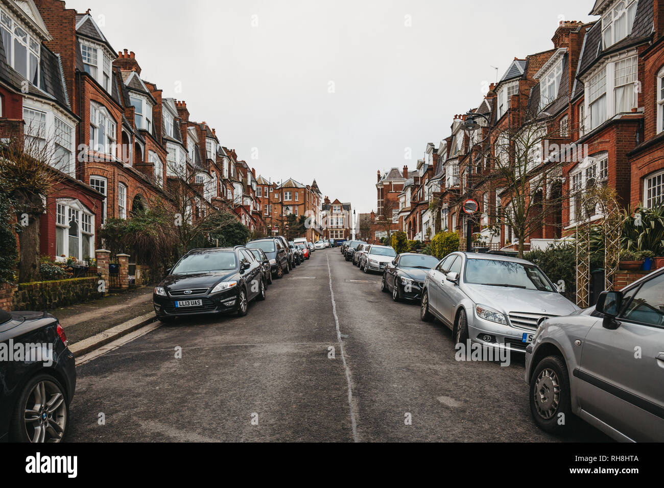 London suburban street panorama hi-res stock photography and images - Alamy