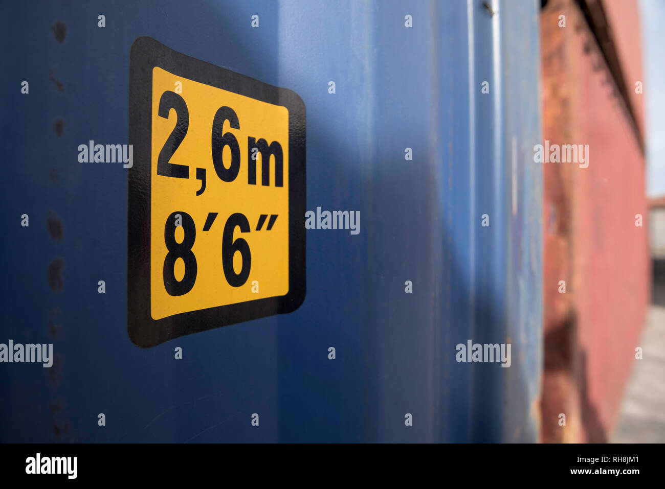 6 metre containers hi-res stock photography and images - Alamy