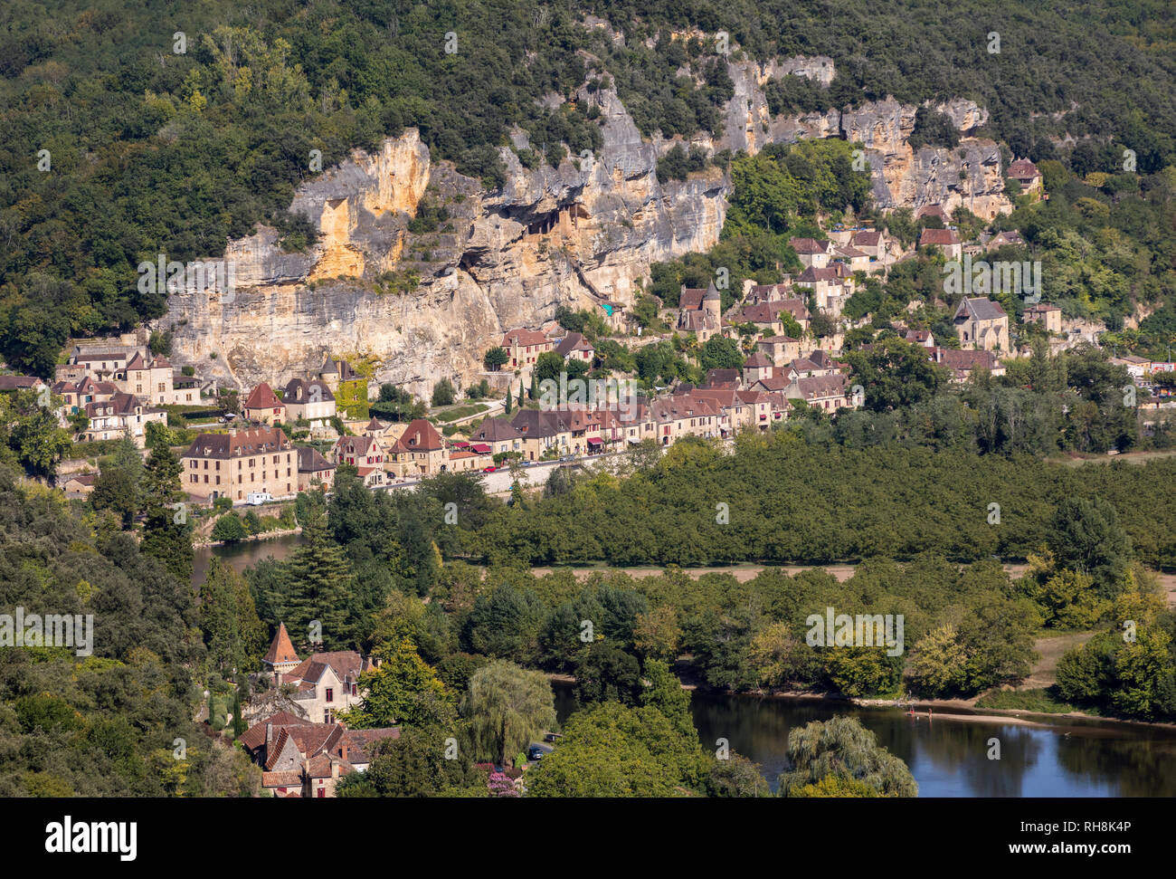 La Roque-Gageac scenic village on the Dordogne river, France Stock ...
