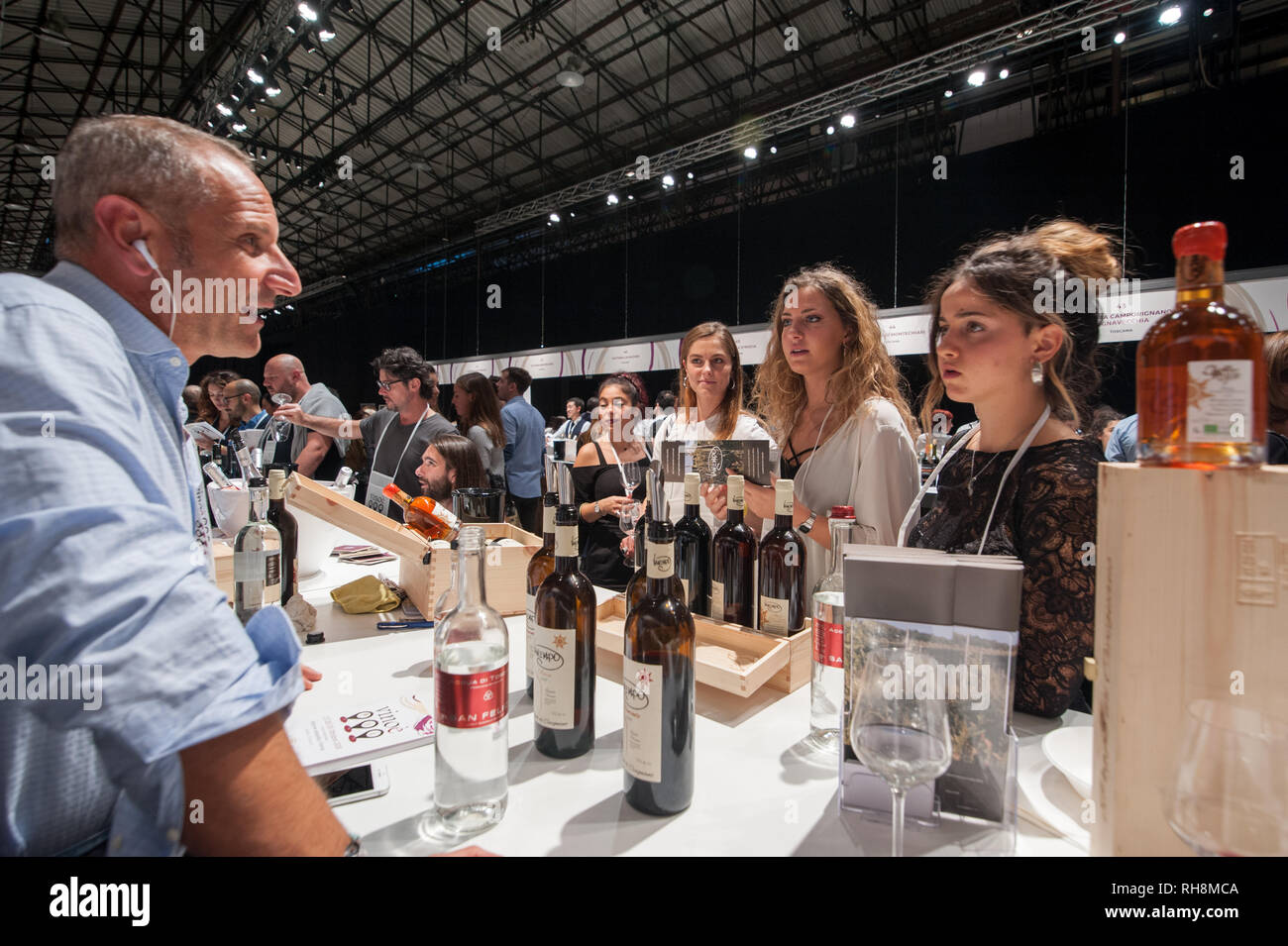 Explanationyoung hi-res stock photography and images - Alamy