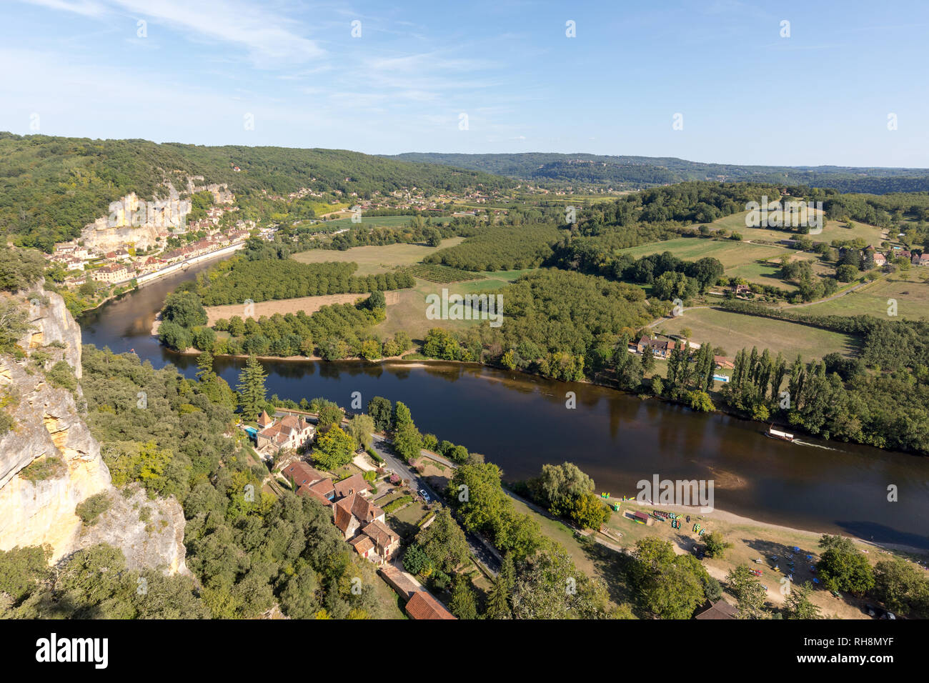 La Roque-Gageac scenic village on the Dordogne river, France Stock ...