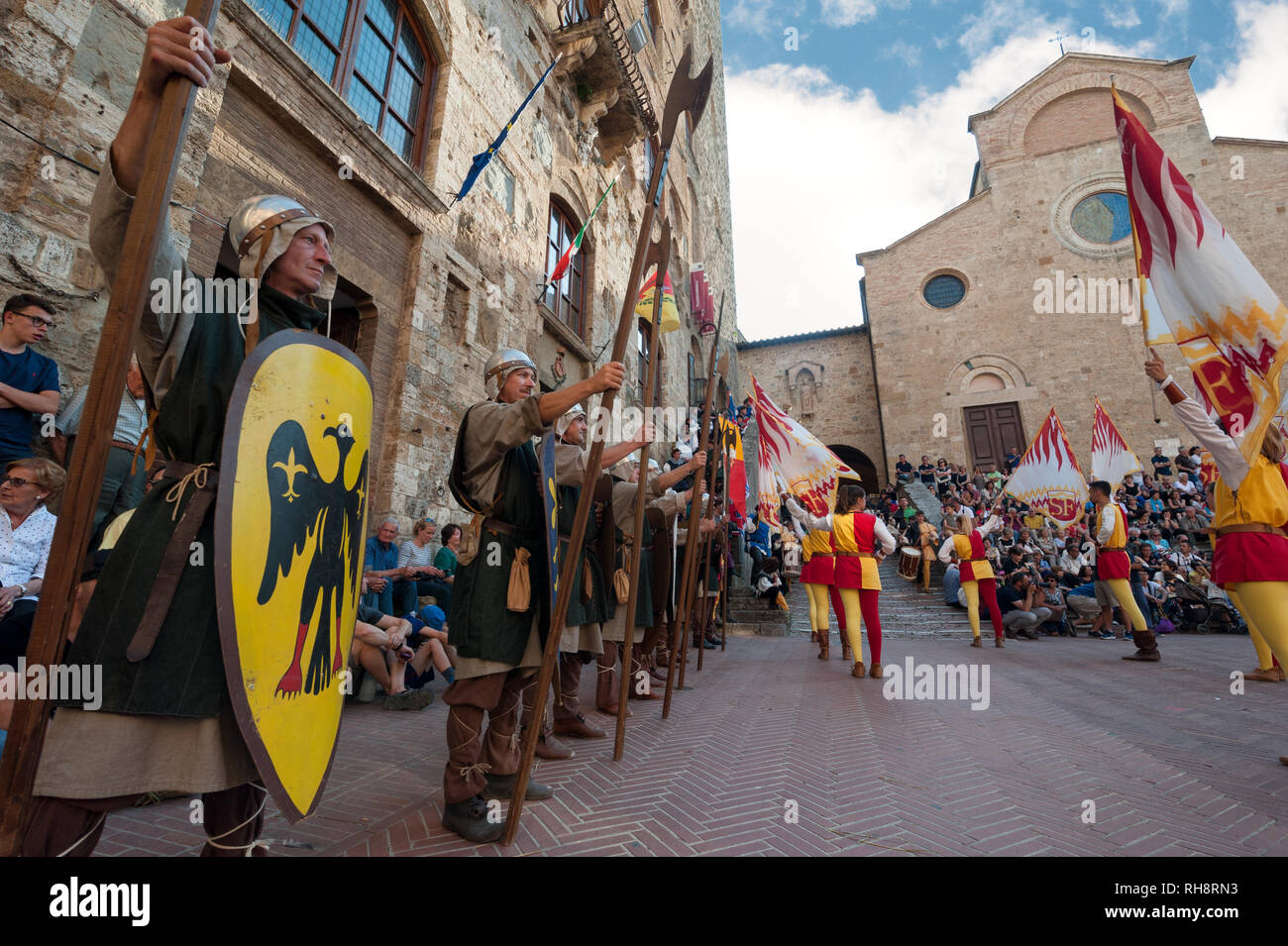 Parade of extras in medieval suit, during the historical reenactment ...