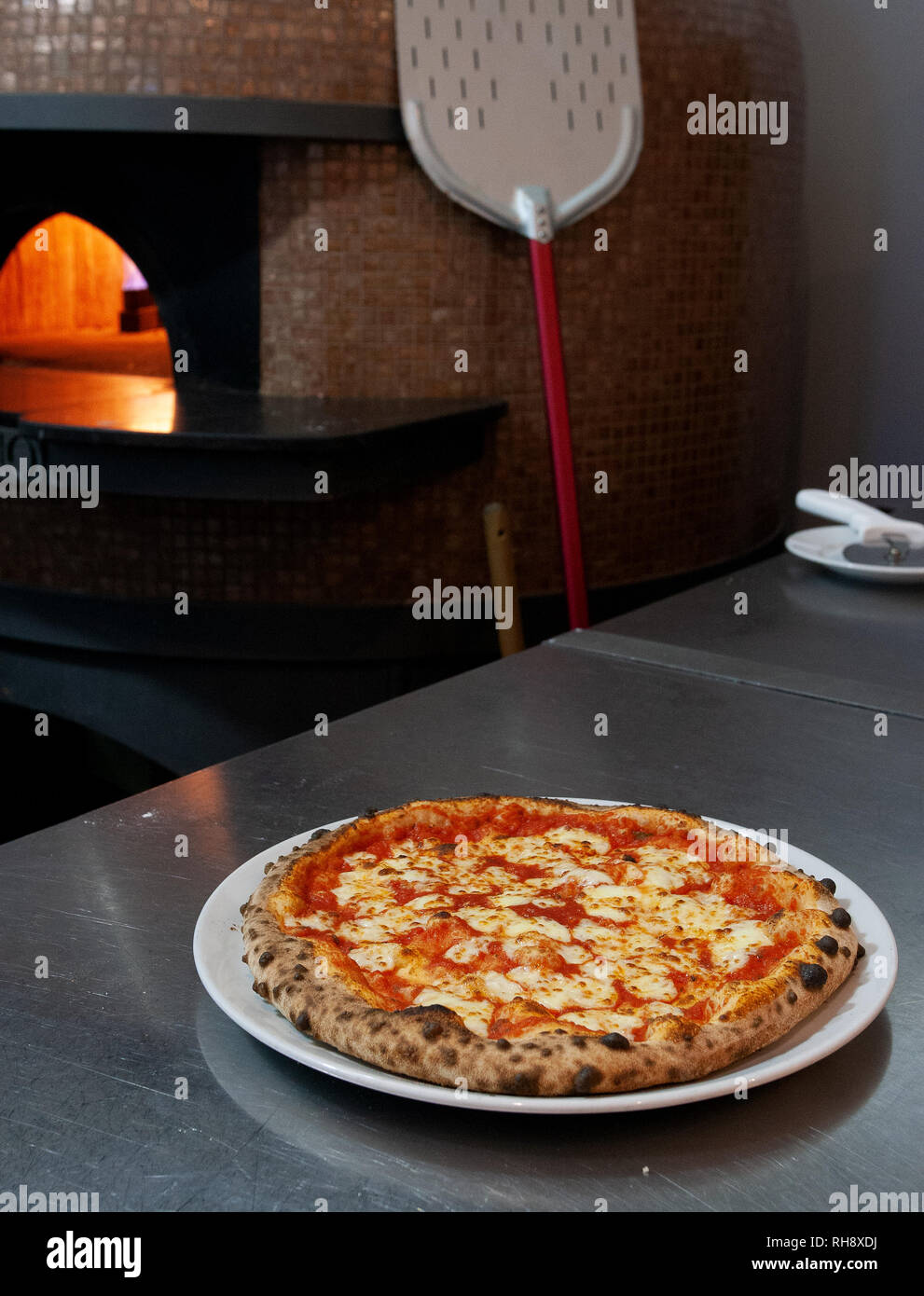 Traditional wood pizza oven hi-res stock photography and images - Alamy