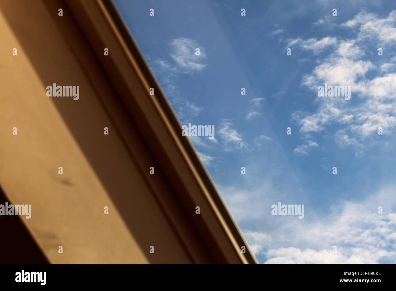 Sunlight through window on wall hi-res stock photography and images - Alamy