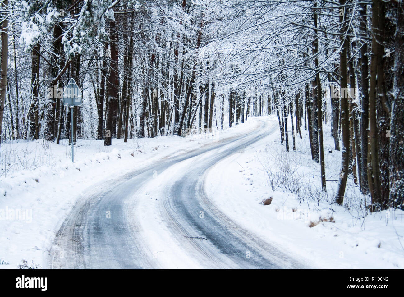 Slippery when frosty road sign hi-res stock photography and images - Alamy