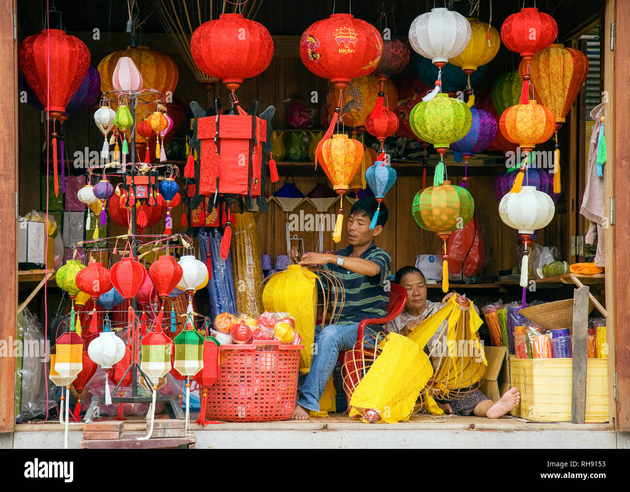 Hand lanterns hi-res stock photography and images - Alamy