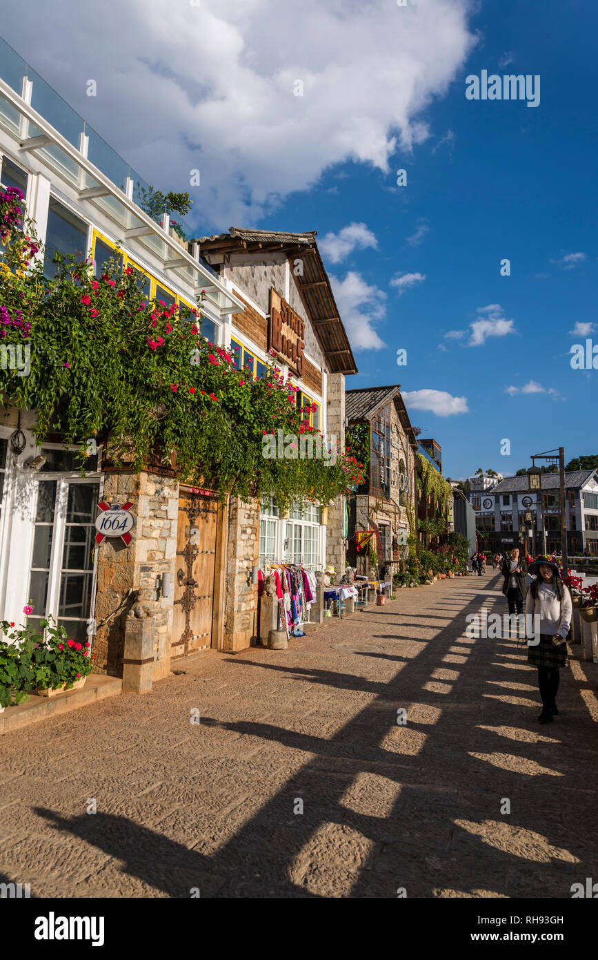 Promenade along Erhai Lake, Shuanglang town, Dali, Yunnan province ...