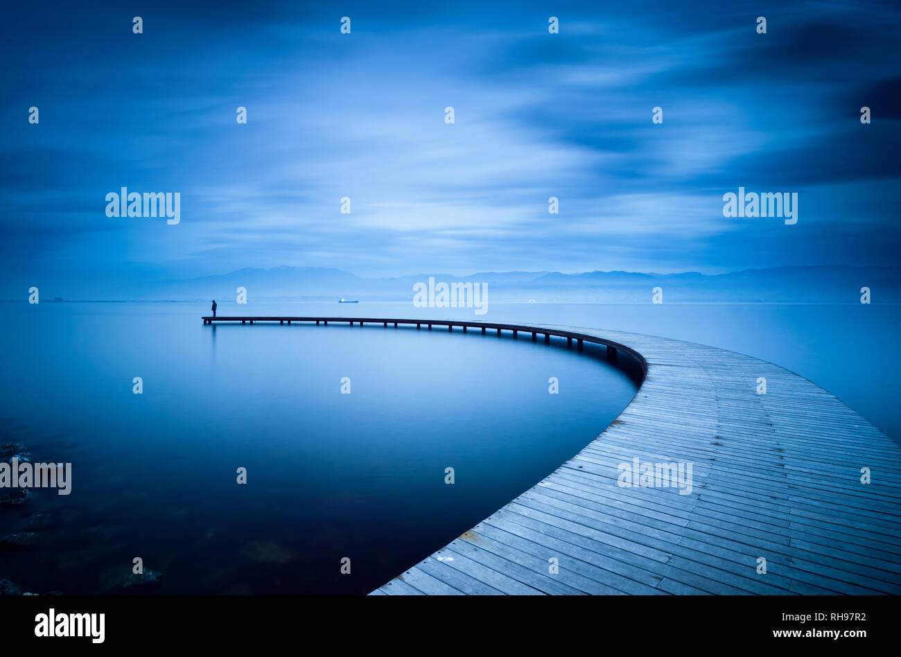 Curved jetty hi-res stock photography and images - Alamy