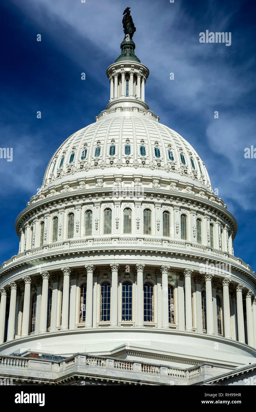 Buildings with columns hi-res stock photography and images - Alamy