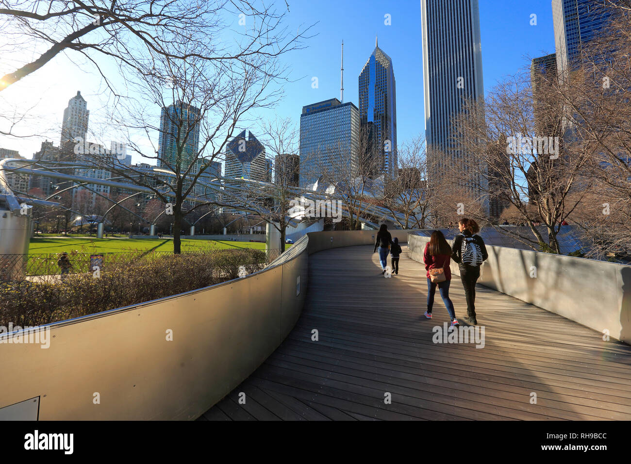 BP Pedestrian Bridge designed by Frank Gehry with Chicago's skyscrapers ...