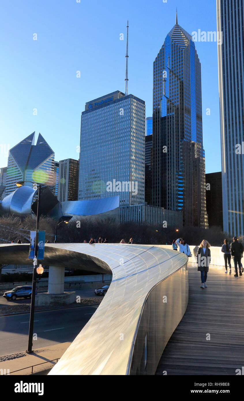 BP Pedestrian Bridge designed by Frank Gehry with Chicago's skyscrapers ...