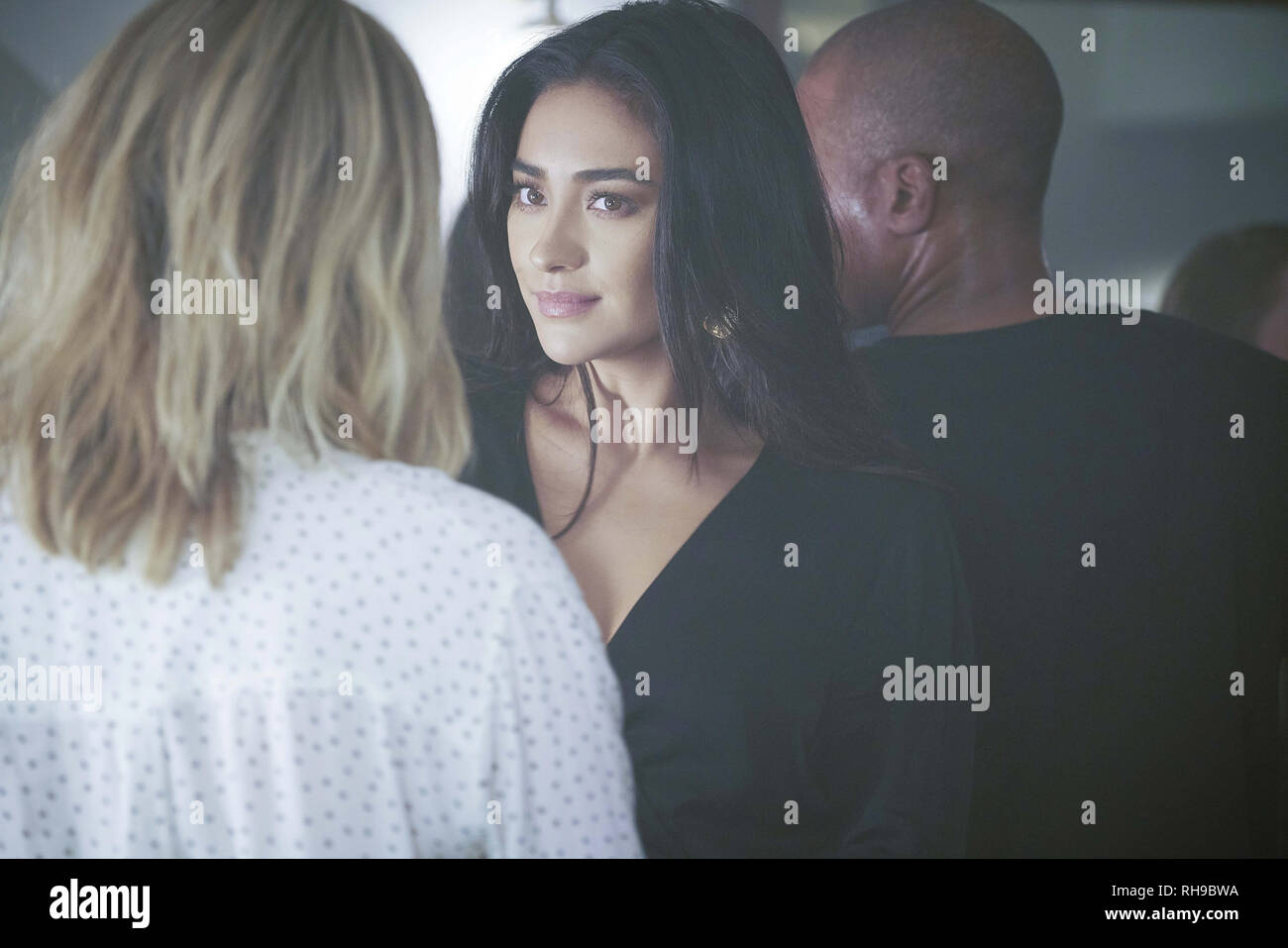 Shay mitchell 'you' tv show hi-res stock photography and images - Alamy