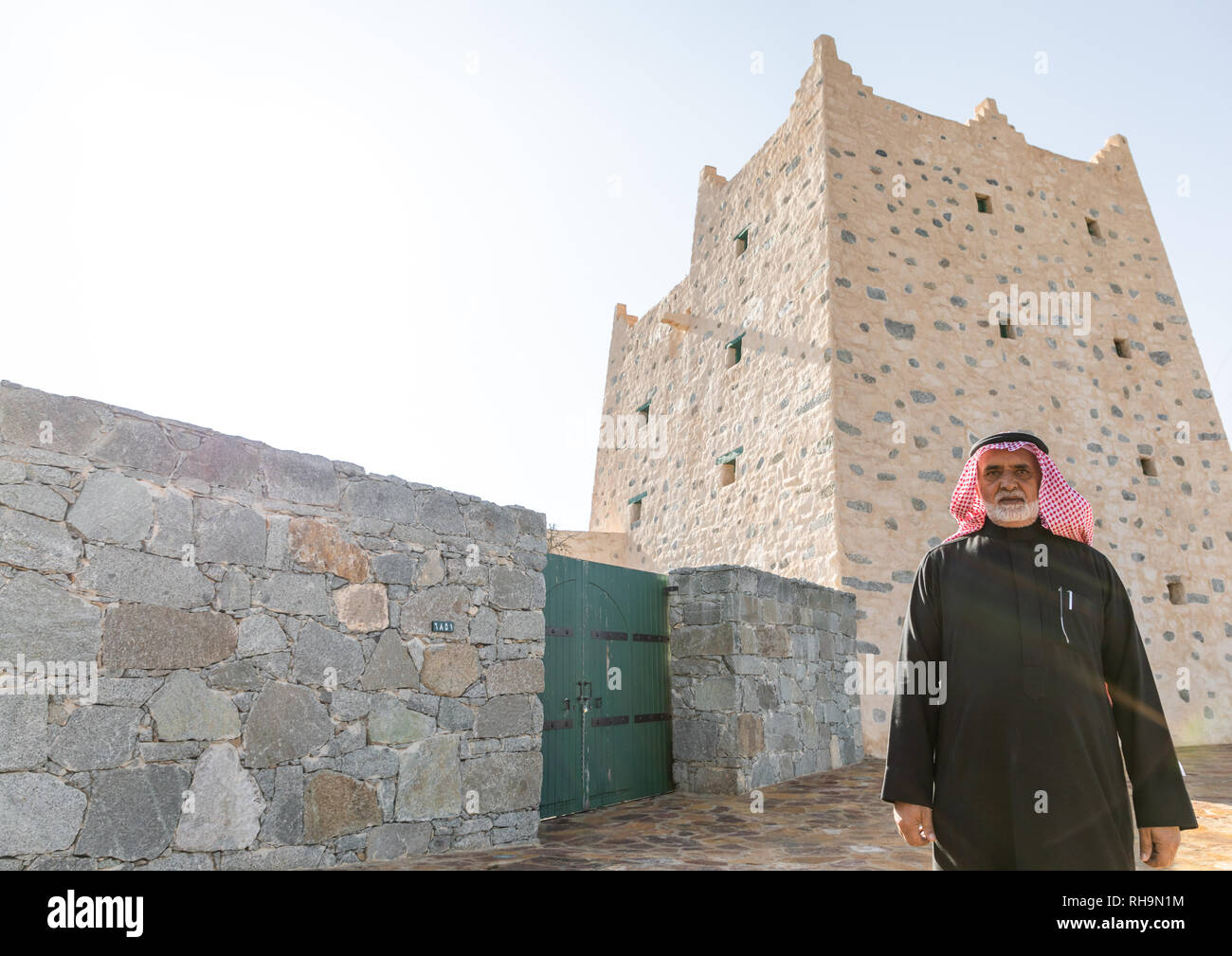 Saudi arabia man in traditional hi-res stock photography and images - Alamy