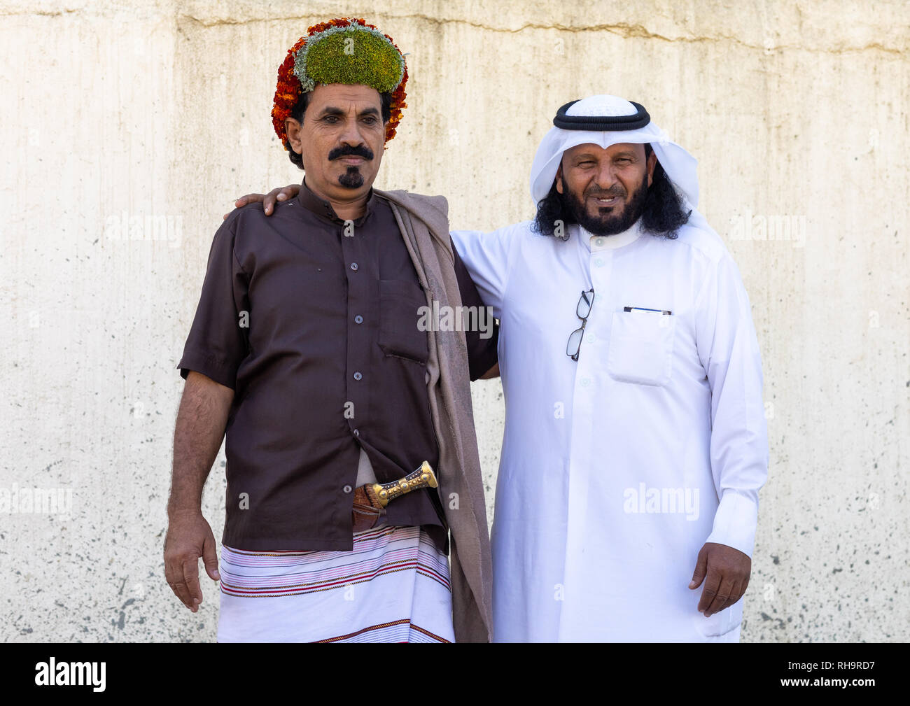 Traditional saudi clothing hi-res stock photography and images - Alamy
