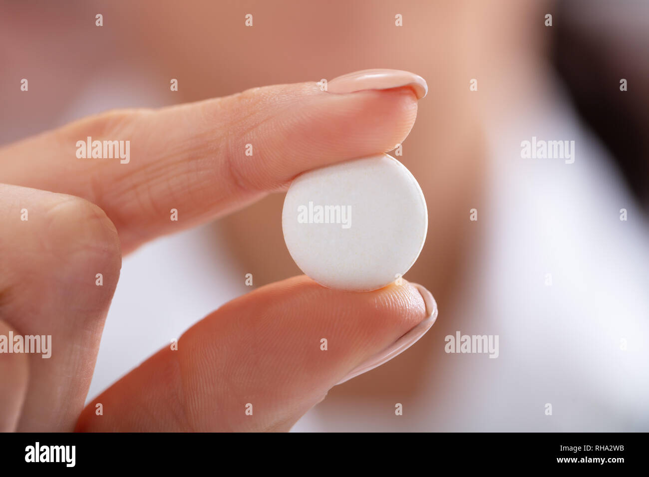 Close-up Of Female's Hand Showing White Round Tablet Stock Photo - Alamy