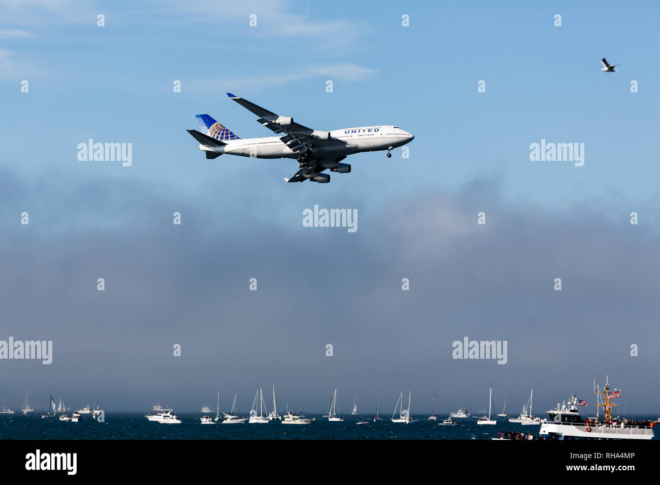 Huge 747 appears over sail boats in Blue angels air show over San ...
