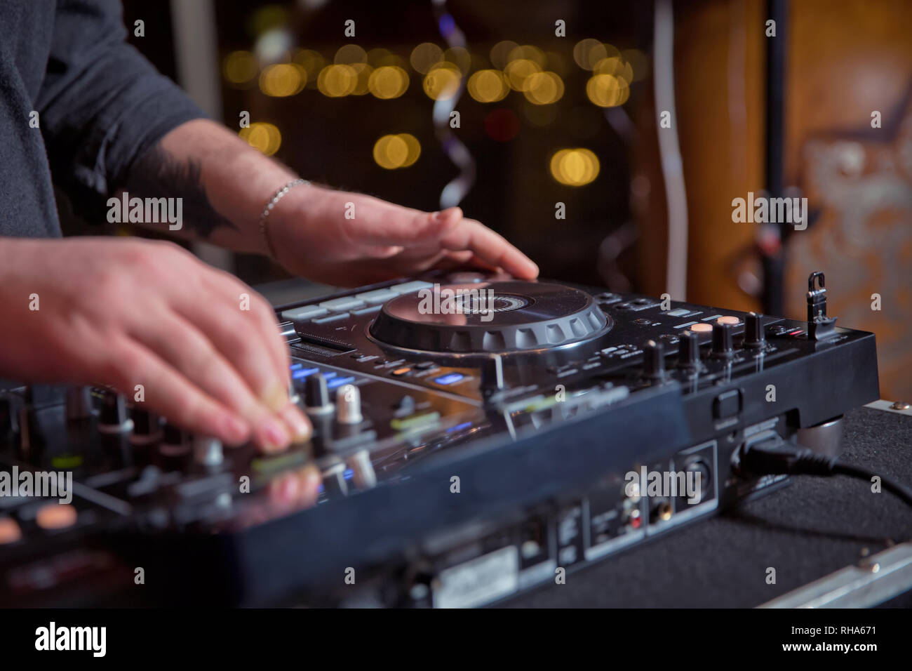 Hands disc jockey playing set hi-res stock photography and images - Alamy