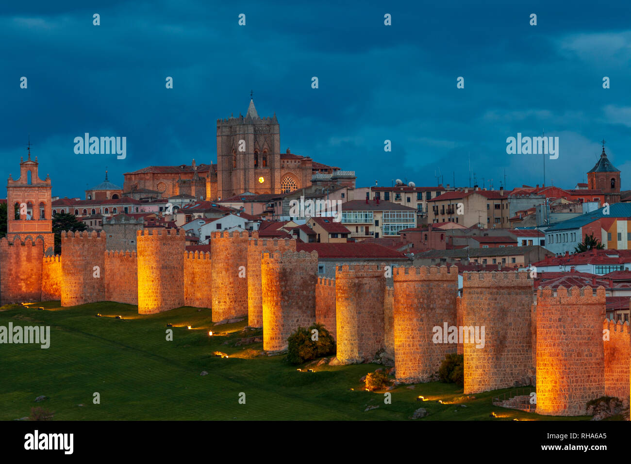 Old town walls avila hi-res stock photography and images - Alamy
