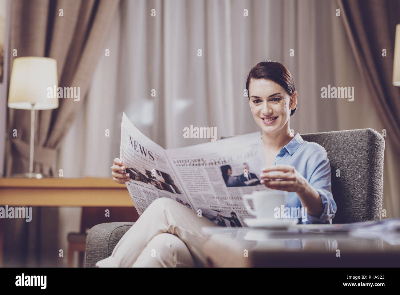 Reading newspaper article hi-res stock photography and images - Alamy