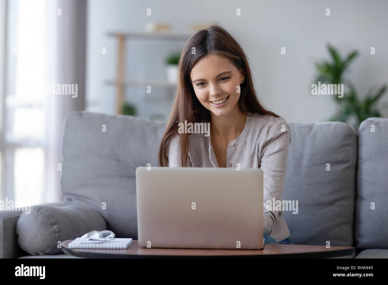 Teen girl with laptop hi-res stock photography and images - Alamy