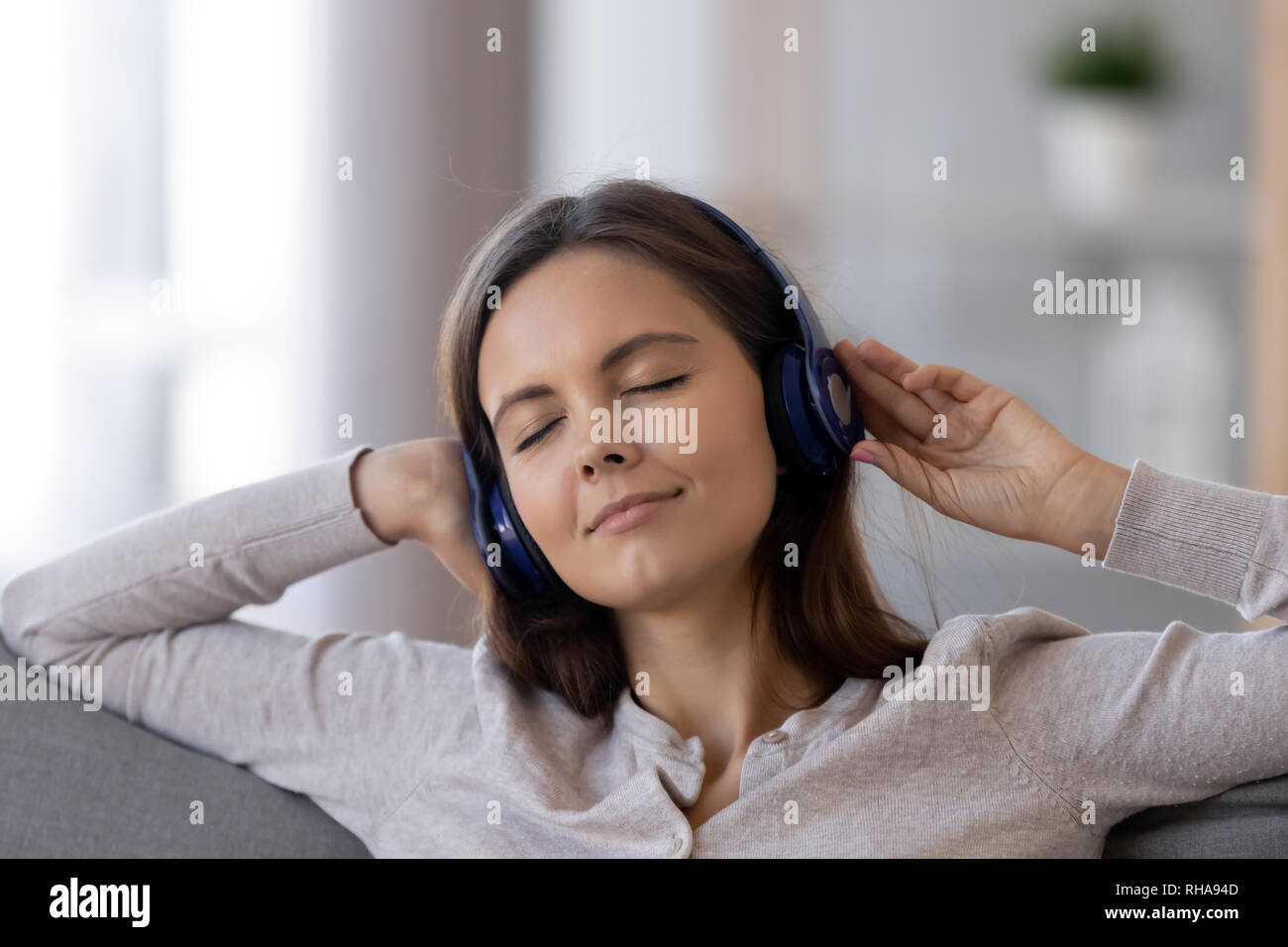 Teen girl wearing headphones hi-res stock photography and images - Alamy