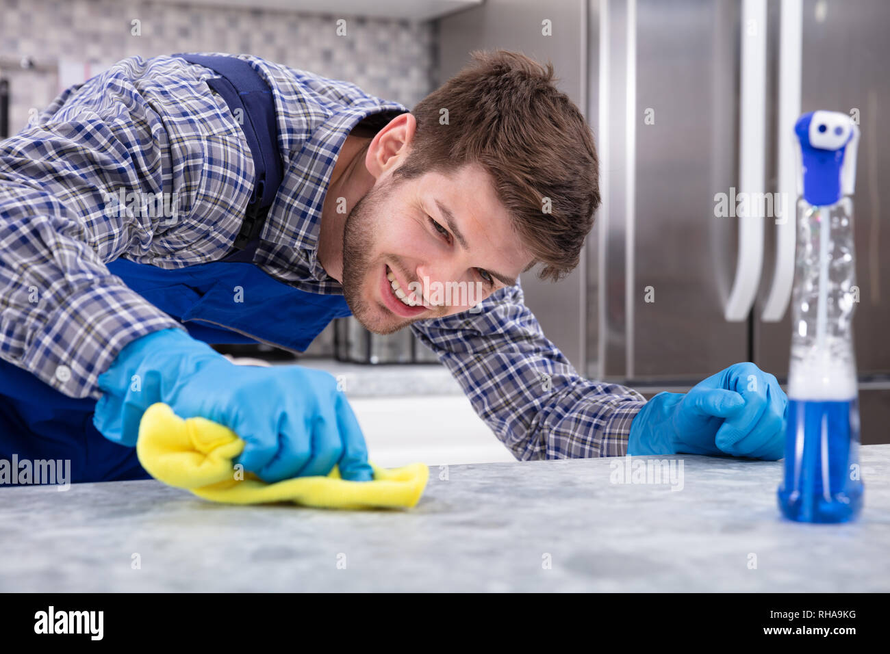 Wiping counter hi-res stock photography and images - Alamy