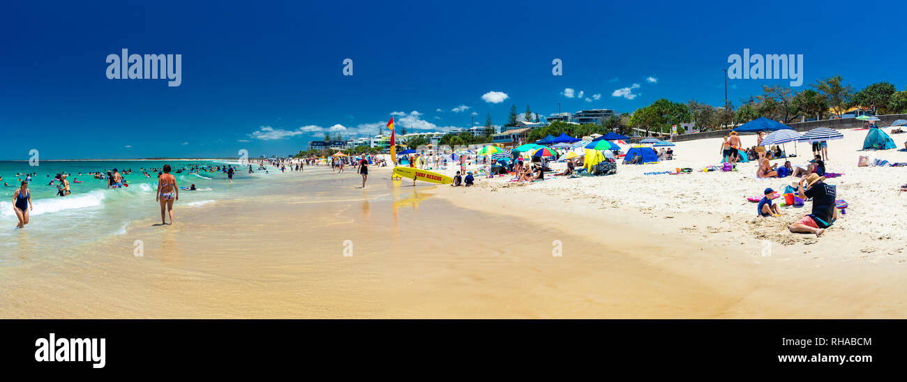 CALOUNDRA, AUS - Jan 27 2019: Hot sunny day at Kings Beach Calundra ...