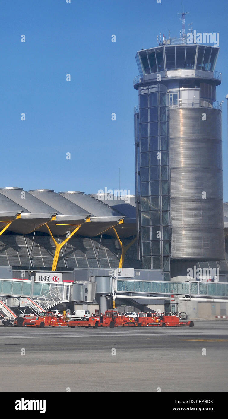 Madrid airport terminal building hi-res stock photography and images ...