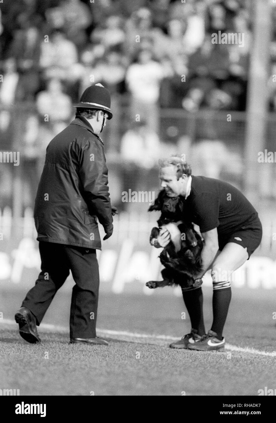 KEN REDFERN, POLICEMAN , DOG, REFEREE, , 1986 Stock Photo - Alamy