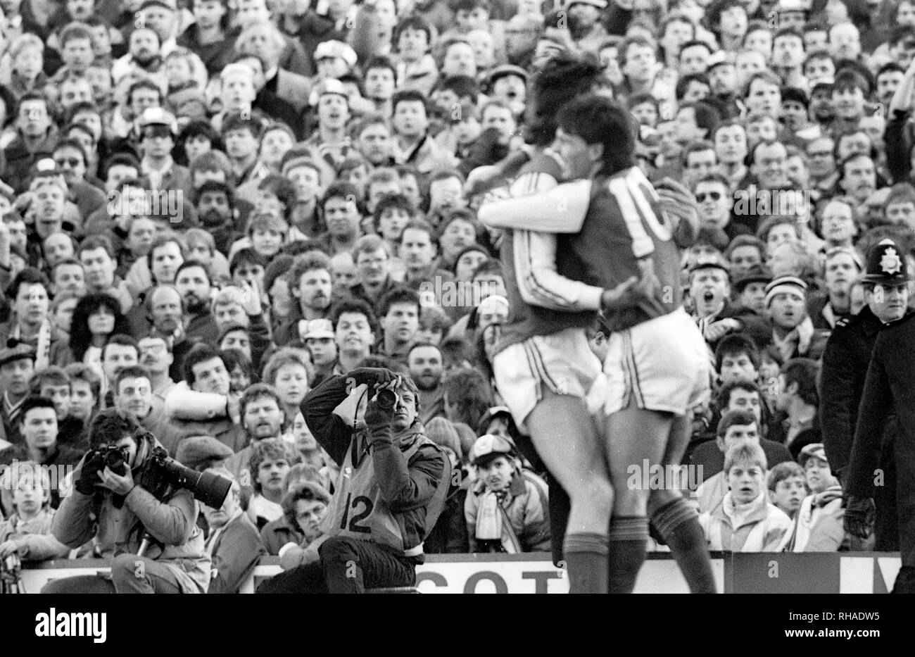 CROWD, PHOTOGRAPHERS, CHARLIE NICHOLAS, ARSENAL FC, , 1987 Stock Photo ...