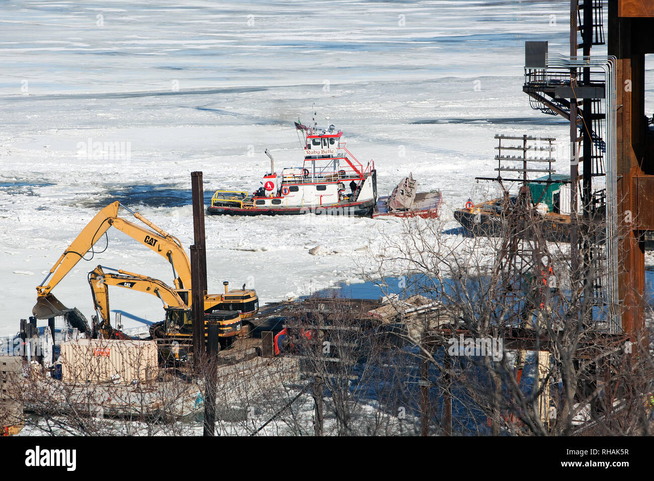 Construction of the BNSF vertical lift railroad bridge between ...