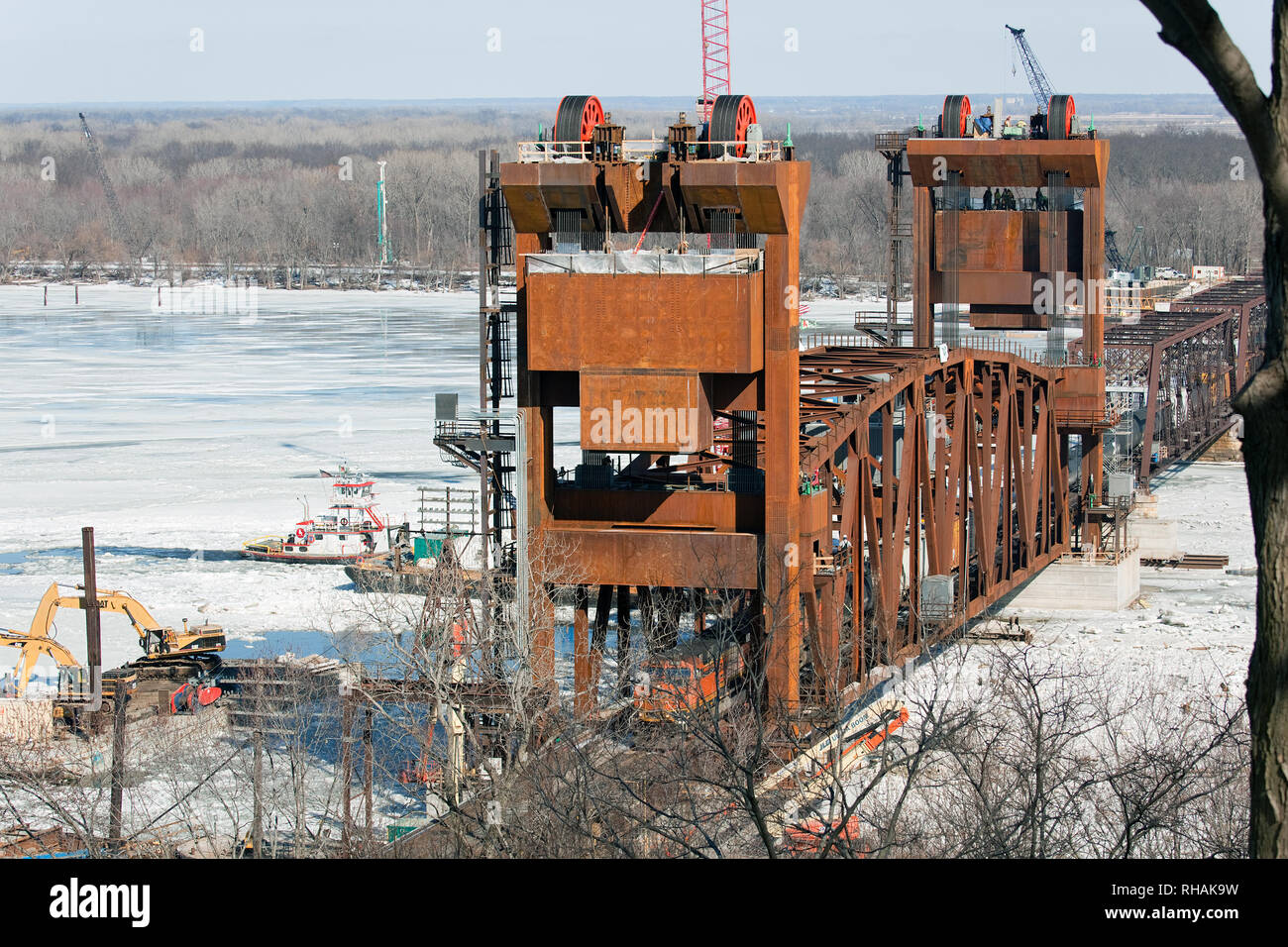 Construction of the BNSF vertical lift railroad bridge between ...
