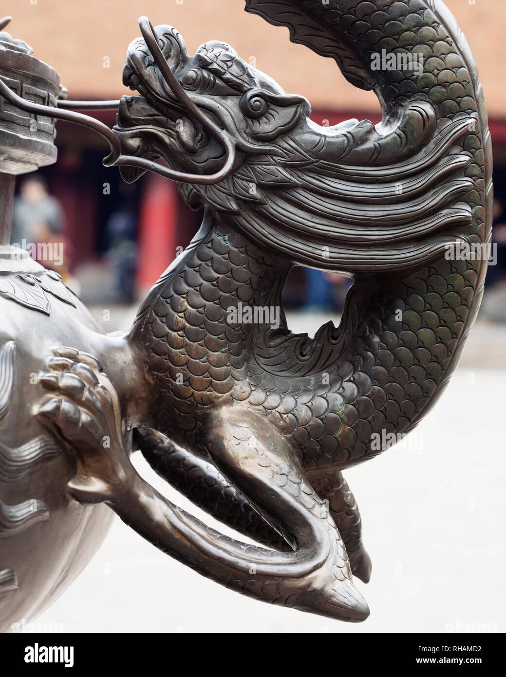 Dragon statue in vietnamese temple hi-res stock photography and images ...