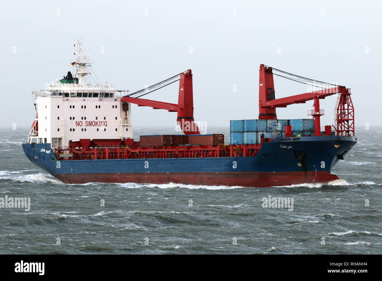 Heavy cargo ship hi-res stock photography and images - Alamy