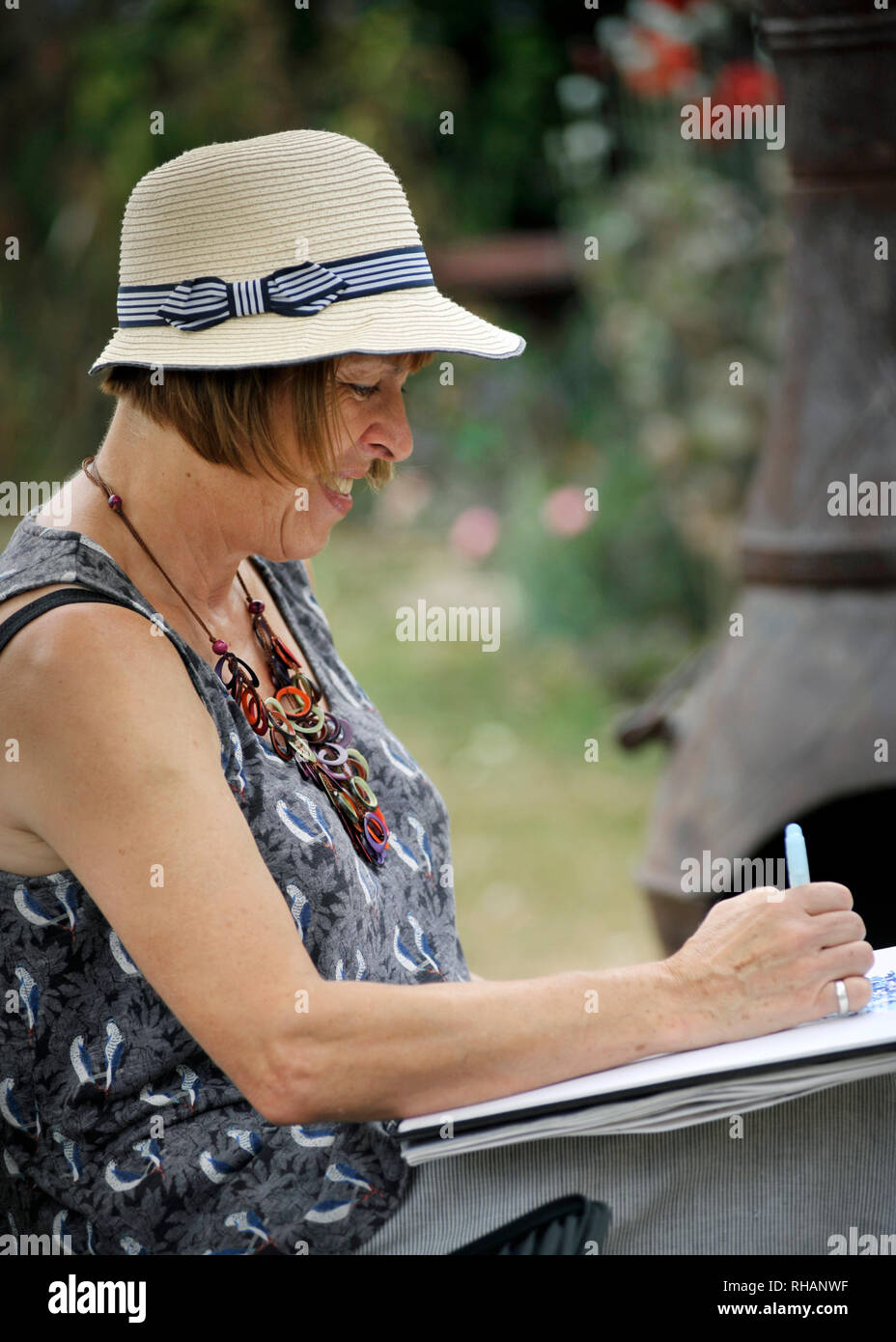 female artist at work Stock Photo - Alamy