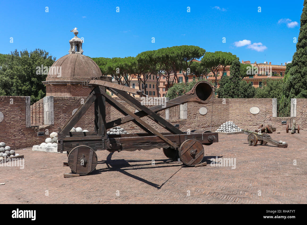 Roman catapult hi-res stock photography and images - Alamy