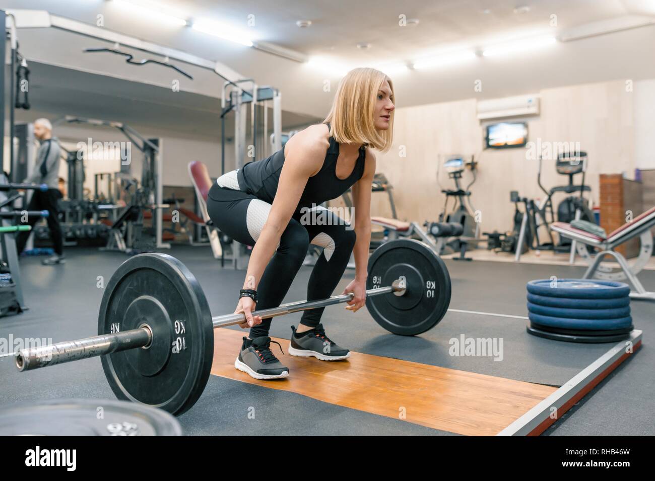 Female bodybuilder flexing muscles hi-res stock photography and images ...