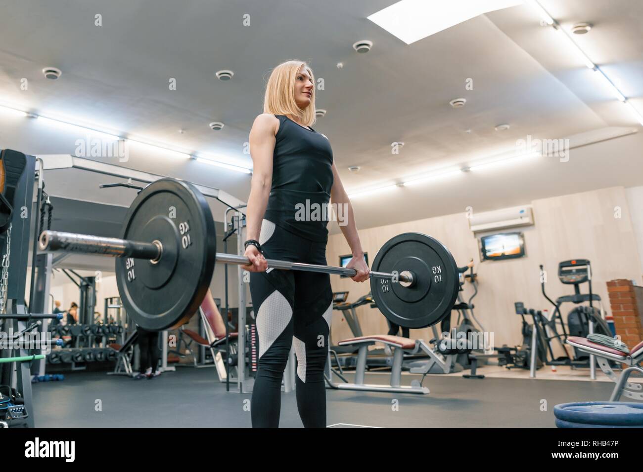 Female bodybuilder flexing muscles hi-res stock photography and images ...