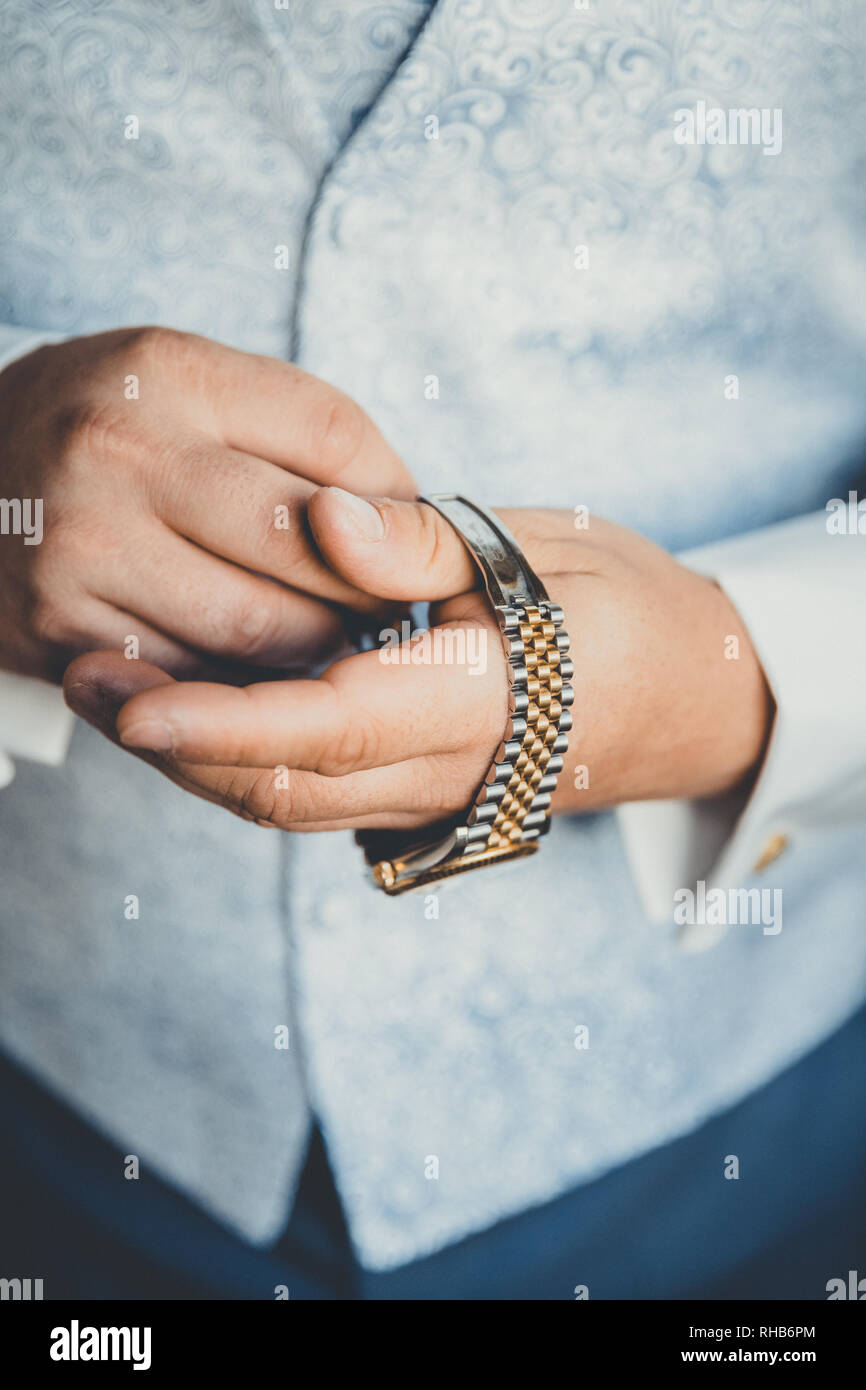 Hand sort pluck clock Stock Photo - Alamy