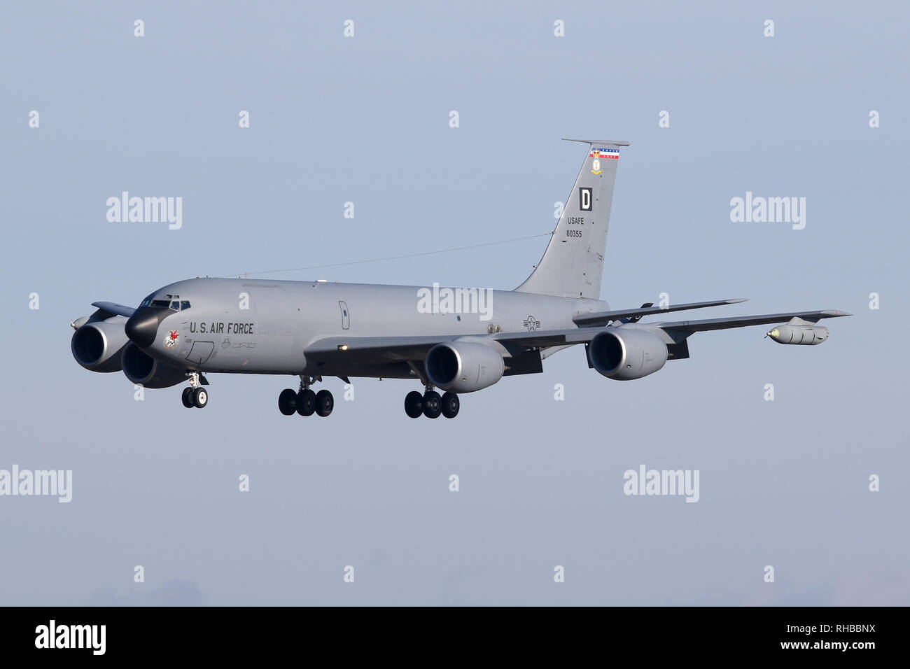 USAF KC-135R tanker from the 100th ARW landing on runway 29 at RAF ...