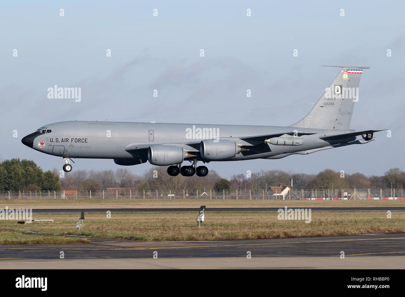 USAF KC-135R tanker from the 100th ARW landing on runway 29 at RAF ...